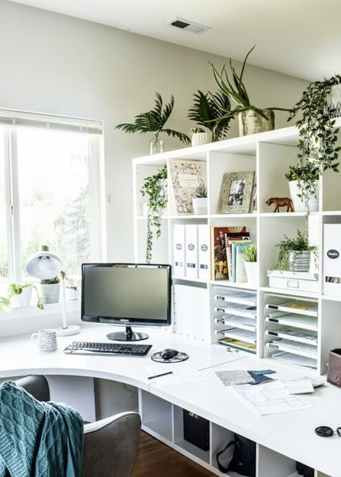 7 Desain Meja Kerja Minimalis Modern Untuk WFH - Lamudi